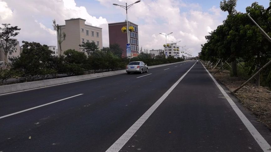 骑拍到达湛江市吴川高铁站前后的风景和场景