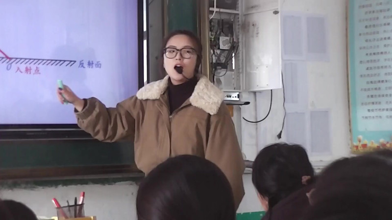 南坞镇一中理化生教研组举行听课活动(1)