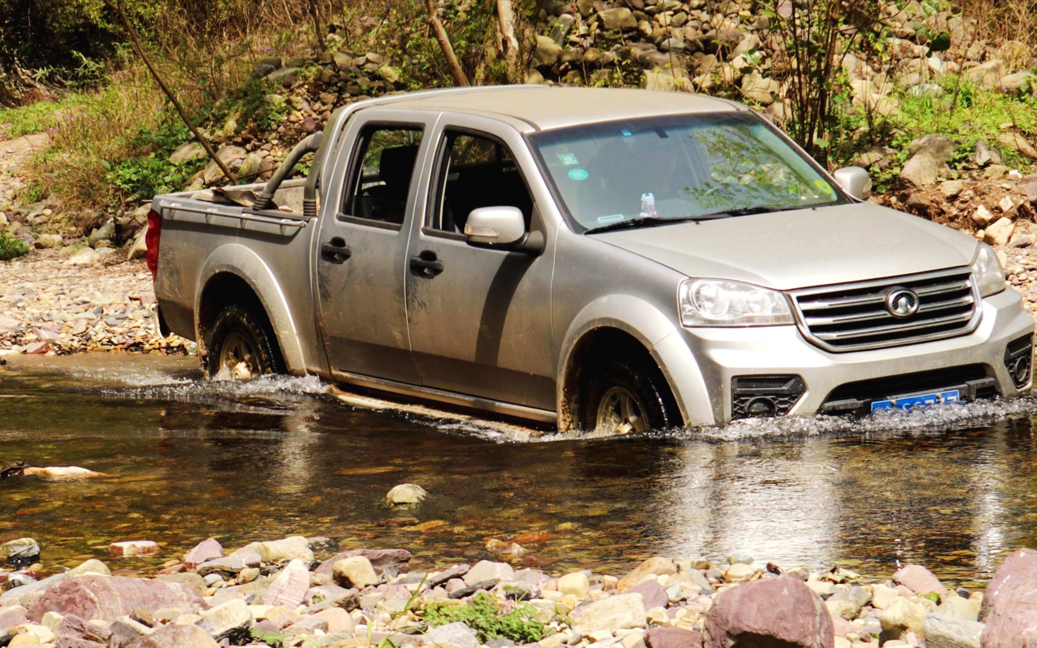 拖拉机不接活,用皮卡越野运输鹅卵石,极其恶劣的路况吓退不少车