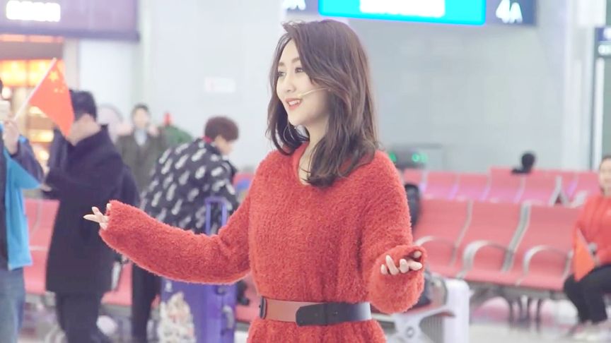 美女在淄博火车站高唱《淄博淄博》,吸引众多旅客围观