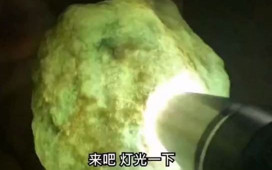 中小万拿下的木那白皮翡翠原石,脱沙起白雾,擦开太给力了!