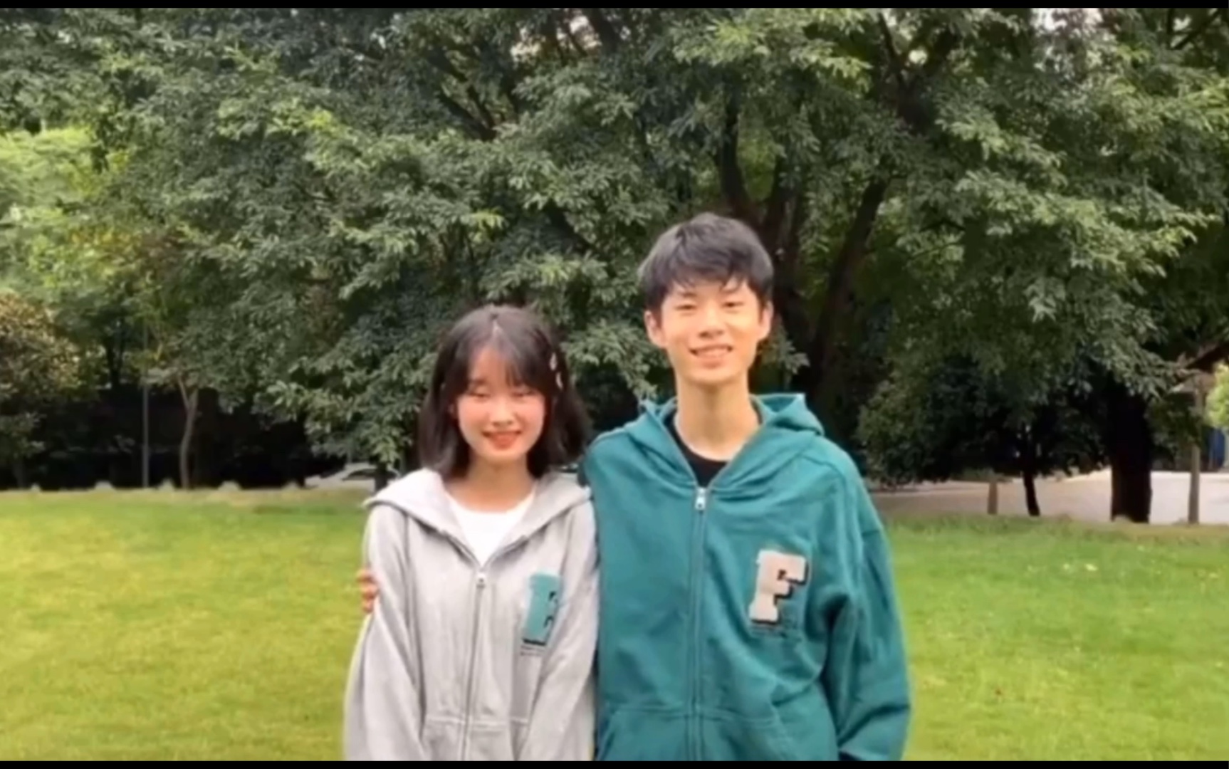 “不要你离开 距离隔不开～”
