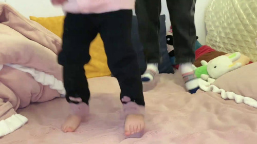 婆婆去宿舍找公公,意外发现床上有张银行卡,急忙去银行查看余额