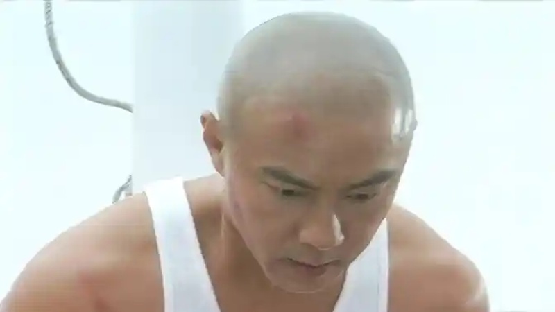a计划:混混以为锁住小伙就能欺负,没想到四个人都治不了他!
