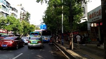实拍攀西地区攀枝花市的公交车运行情况,2元起价,看看怎么样