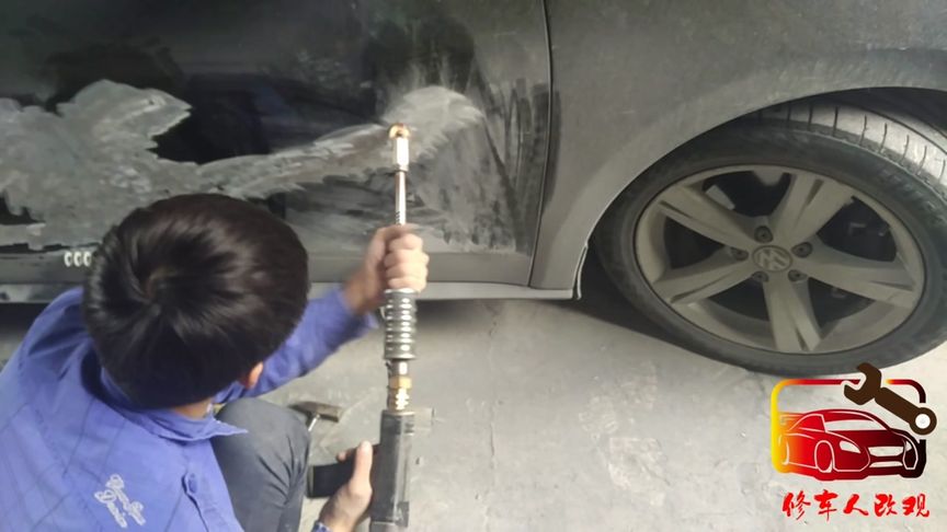 汽车车门撞凹进去了,看修车人钣金修复