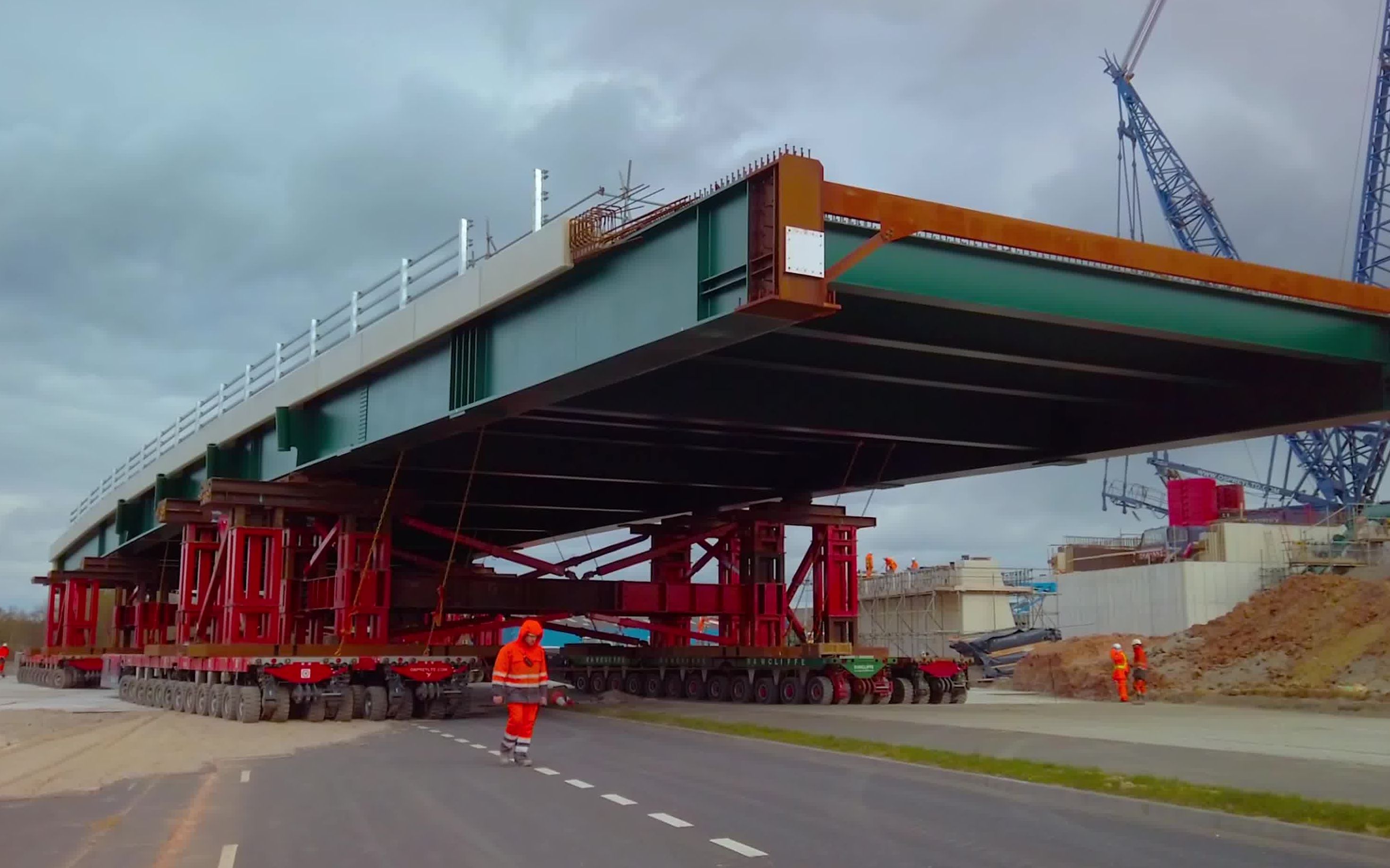 SPMT自行式模块运输车运输安装桥梁