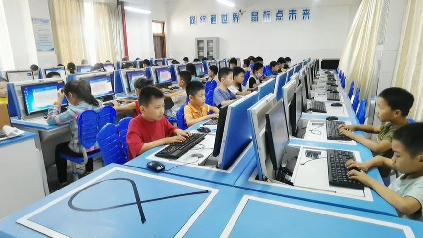 信息技术课是孩子最喜爱的课程之一,他们认真的样子很可爱