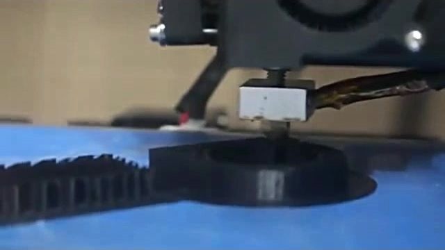 牛人竟造了一辆电动卡丁车