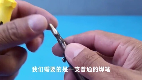 小伙只是用焊笔和泡沫,创造一个惊人的塑料修补神器