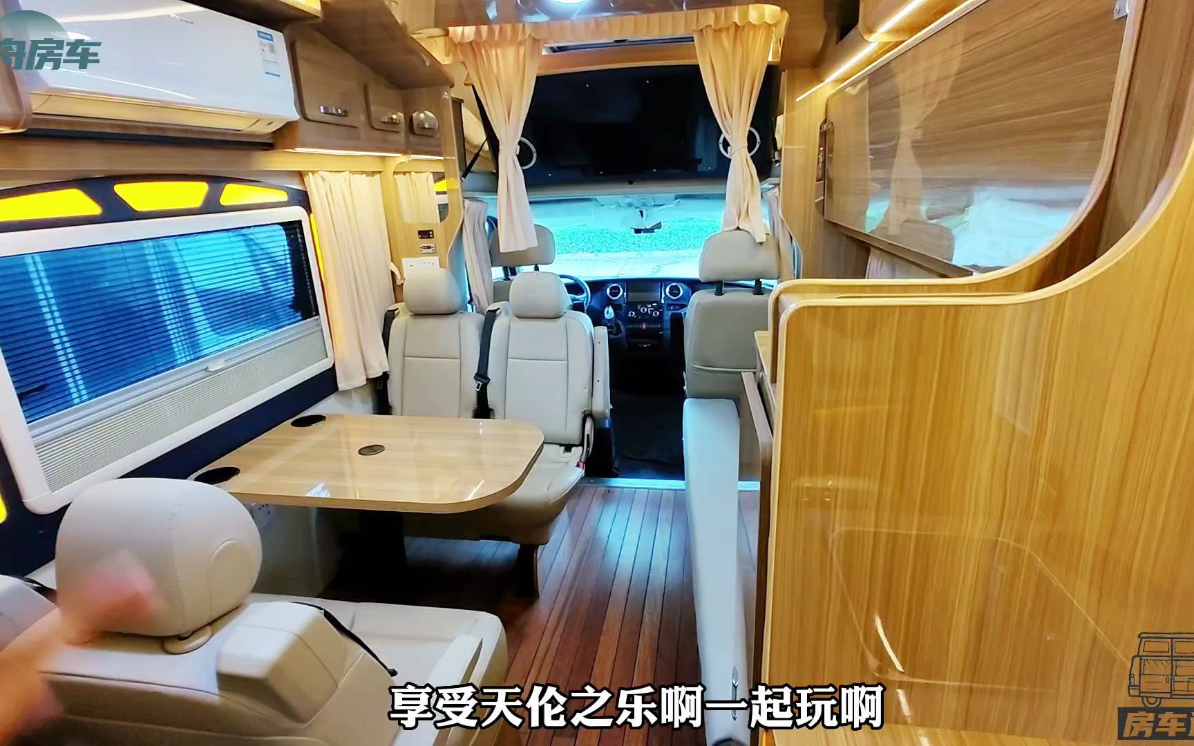 尾部厨卫的房车越来越受欢迎,因为室内有整套厨房,布局简洁合理