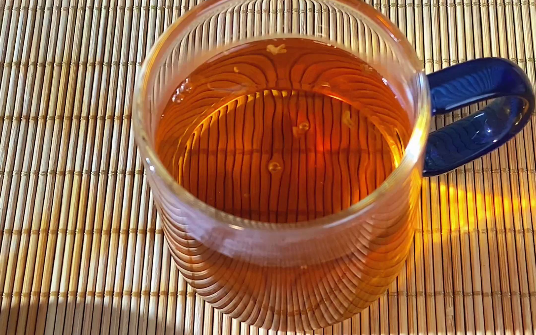 桂花茶有温补阳气、润肤养颜、润肺止咳的功效;茶具有生津止渴