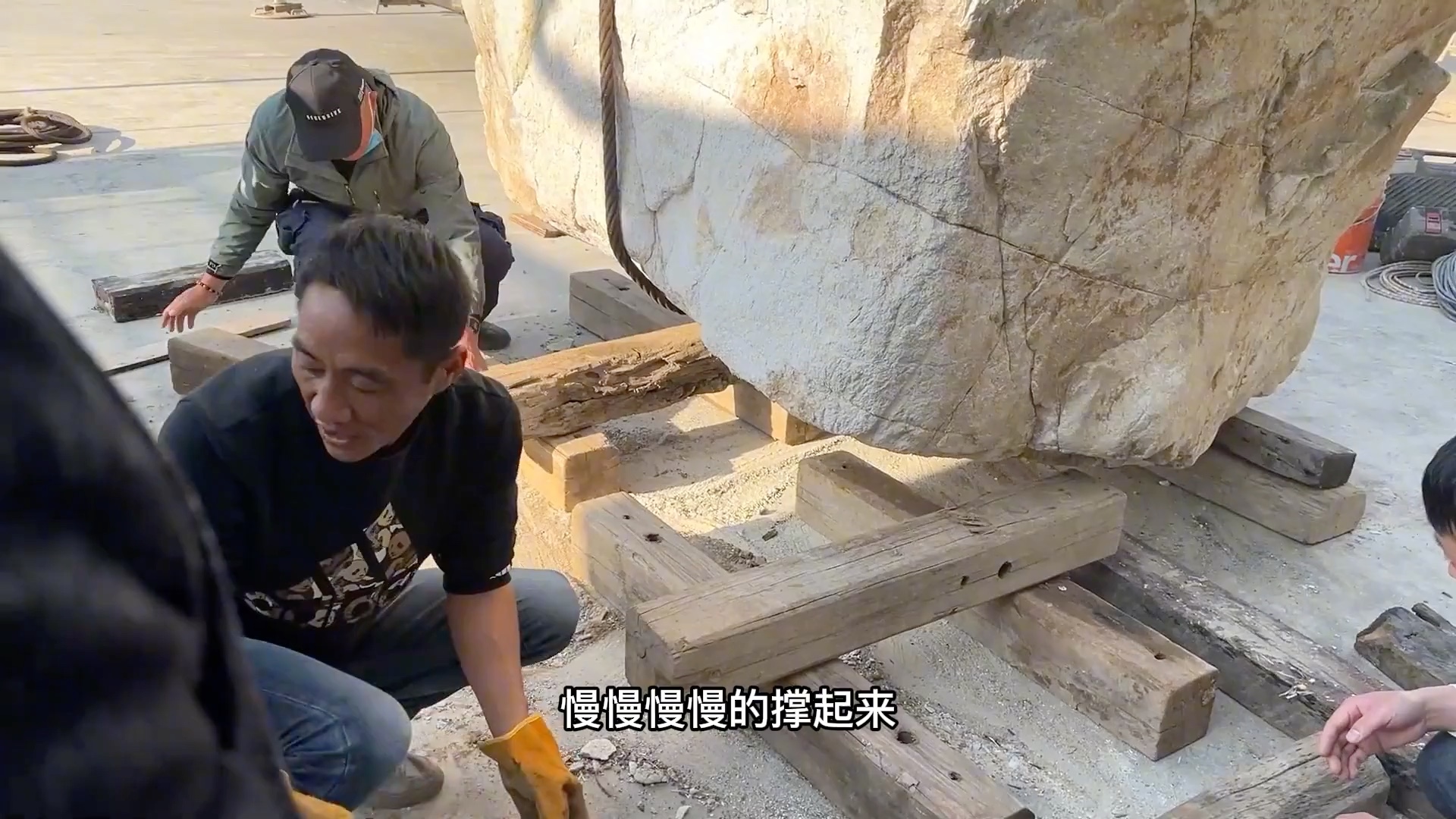 14.5吨的翡翠原石开切,轰动整个玉石圈,是涨是夸一起拭目以待