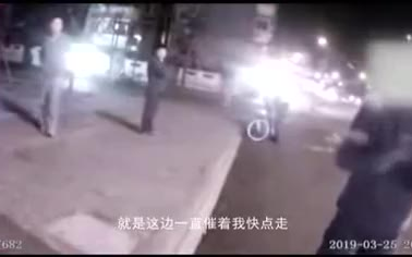 小伙骑自行车逆行被警察拦下,接完电话后崩溃大哭:压力太大了每天...