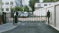 北京龙鼎瑞通改造小区大门口设备后实拍图,栅栏道闸设备与自动识别...