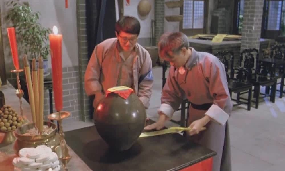 林正英随手画的一个符纸,就把僵尸封印在水缸里,徒弟却来捣乱