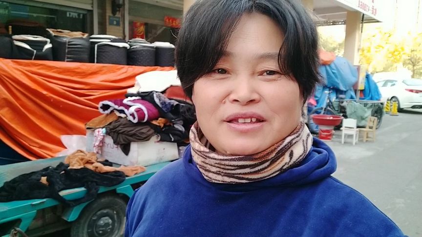 天冷了,50岁大姐到市场买了一块皮毛一体的羊羔绒布料,可以穿吗