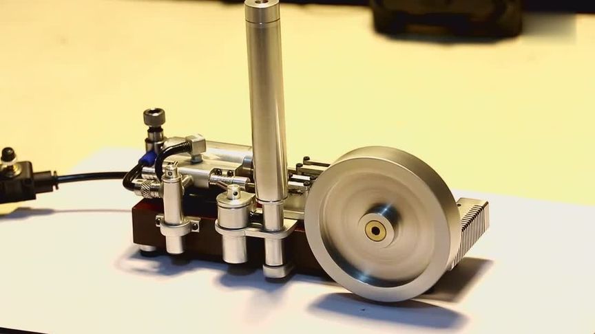 很精致的蒸汽机模型,能调速