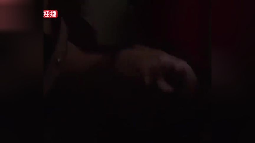 警察跟踪毒贩,却不知中了毒贩的圈套,女警被毒贩打晕