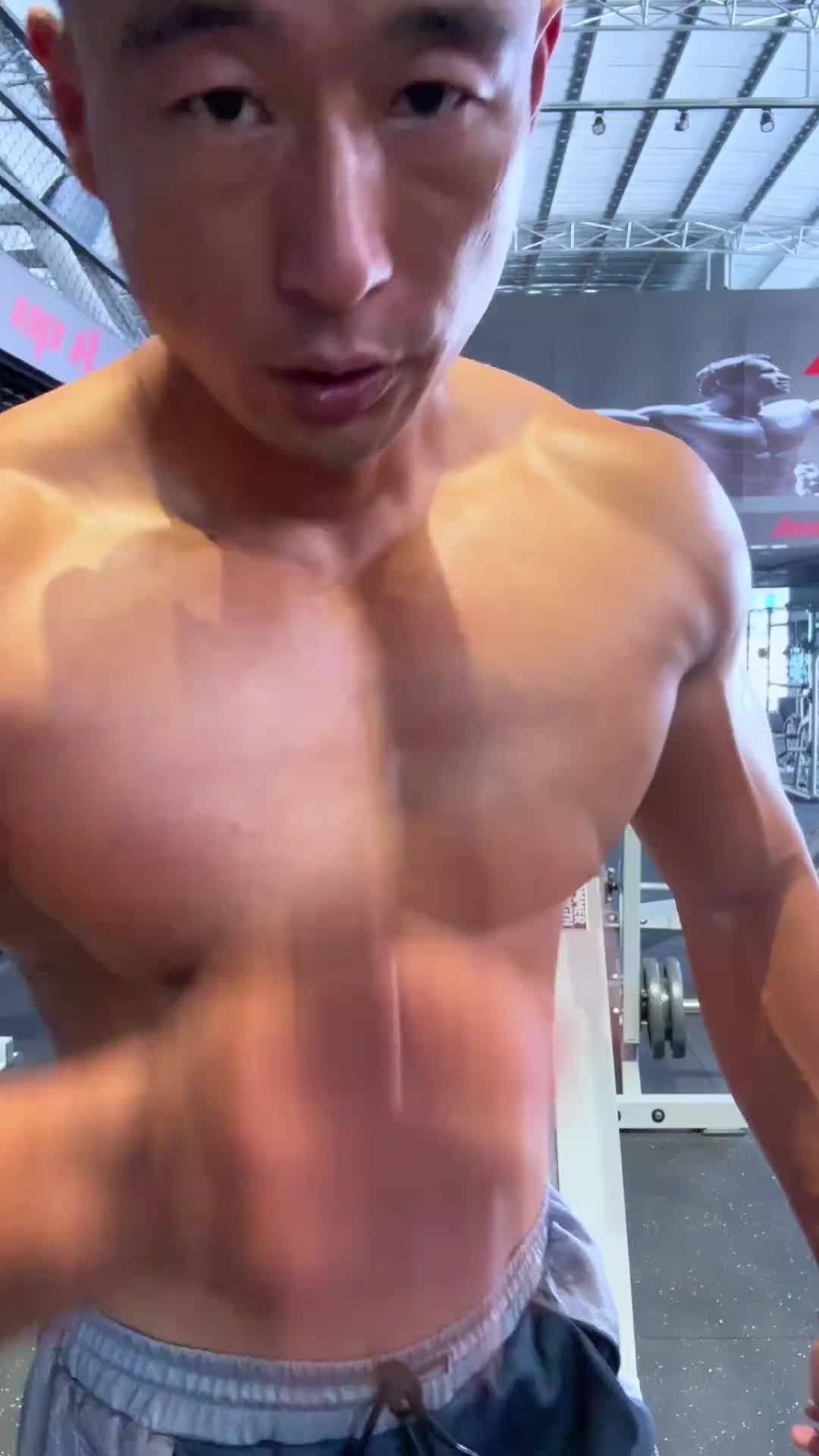 兄弟们,双杠臂屈伸收益很高,必做!