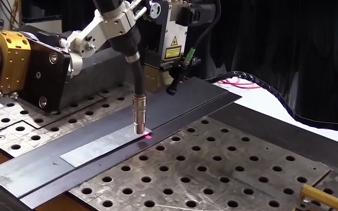 配备了灰度摄像头系统的焊缝跟踪传感器