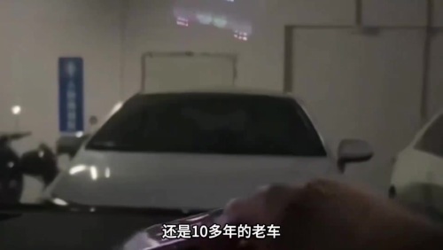 手机悄然变换身份,竟成为汽车的智能抬头显示器,背后故事何在?