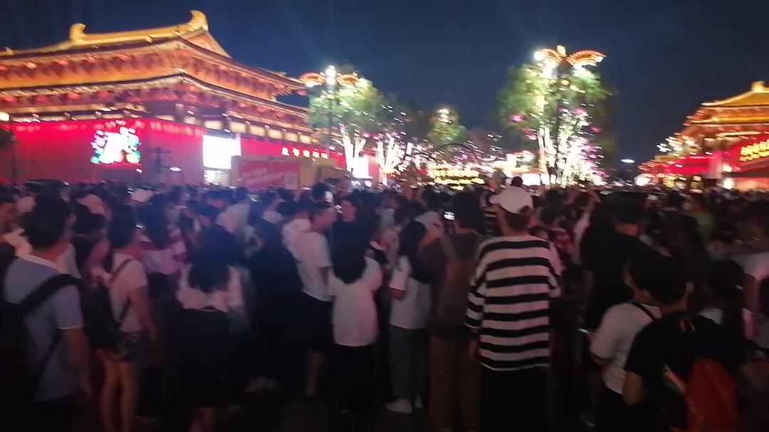 《西安大雁塔南广场:游人如潮很确切》