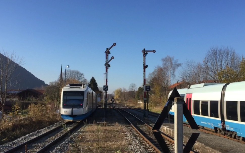 德国Schliersee火车站臂板信号机动作(开往两个方向的列车先后出站,...