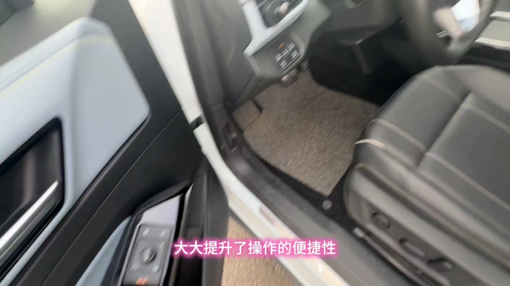 车窗玻璃的升降,只需要通过两个按钮就可以控制整车的玻璃