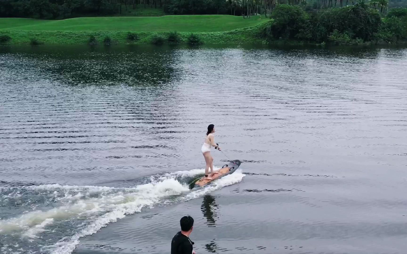 JETFLY极客水上超轻碳纤维电动冲浪板动力板