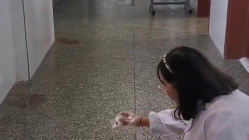 化学实验的小姐姐,每次做实验都很小心,一想到把衣服弄脏就怕了!