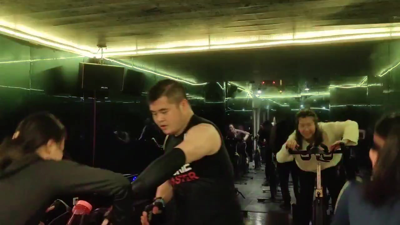 #动感单车 大阻力爬坡练习,在教学手段上不仅注重“示范教学”(在台...