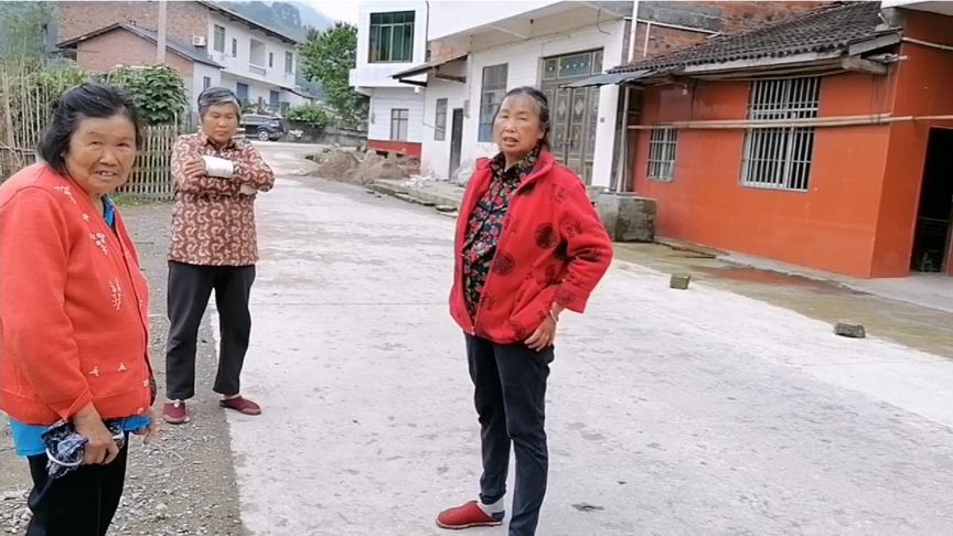 送货的途中告诉老人冰箱使用注意事项