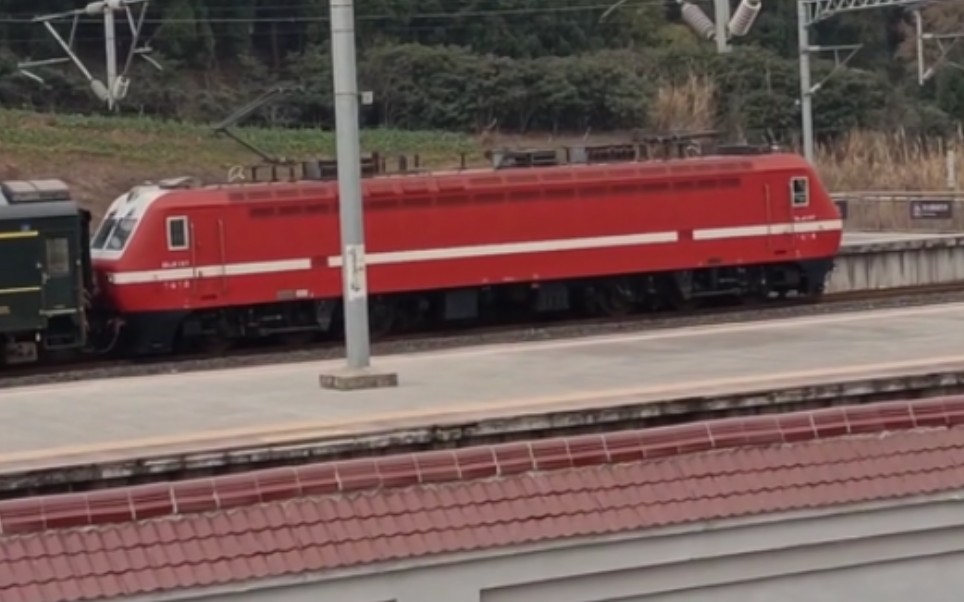 SS7E0137牵引K1503次列车(昆明-乌鲁木齐)出站