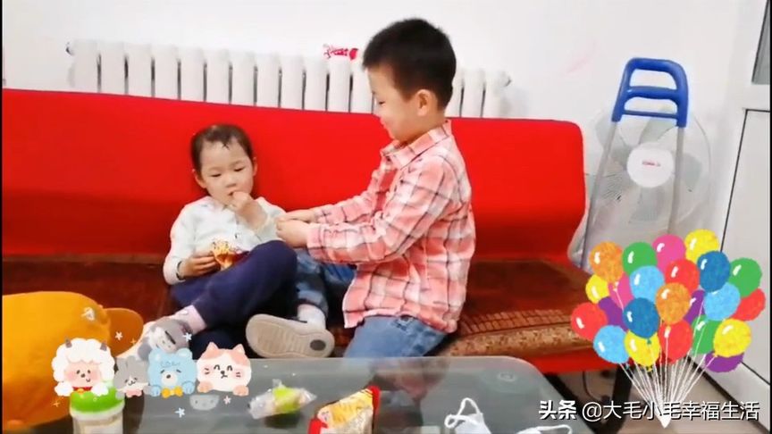 幸福 快乐 很简单、俩小朋友吃着几毛钱的小吃 高兴的表演节目