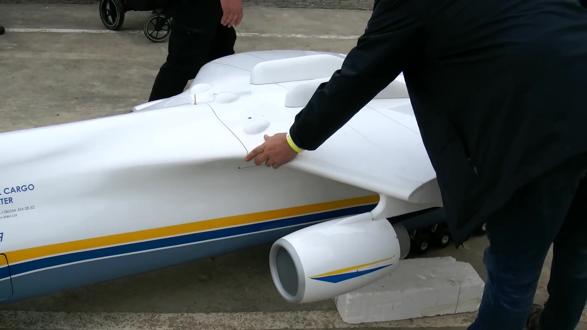 【RC模型】全球最大运输机安-225模型亮相,现场实拍! #安225 #飞机...