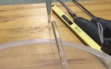 小实验:掰弯水流