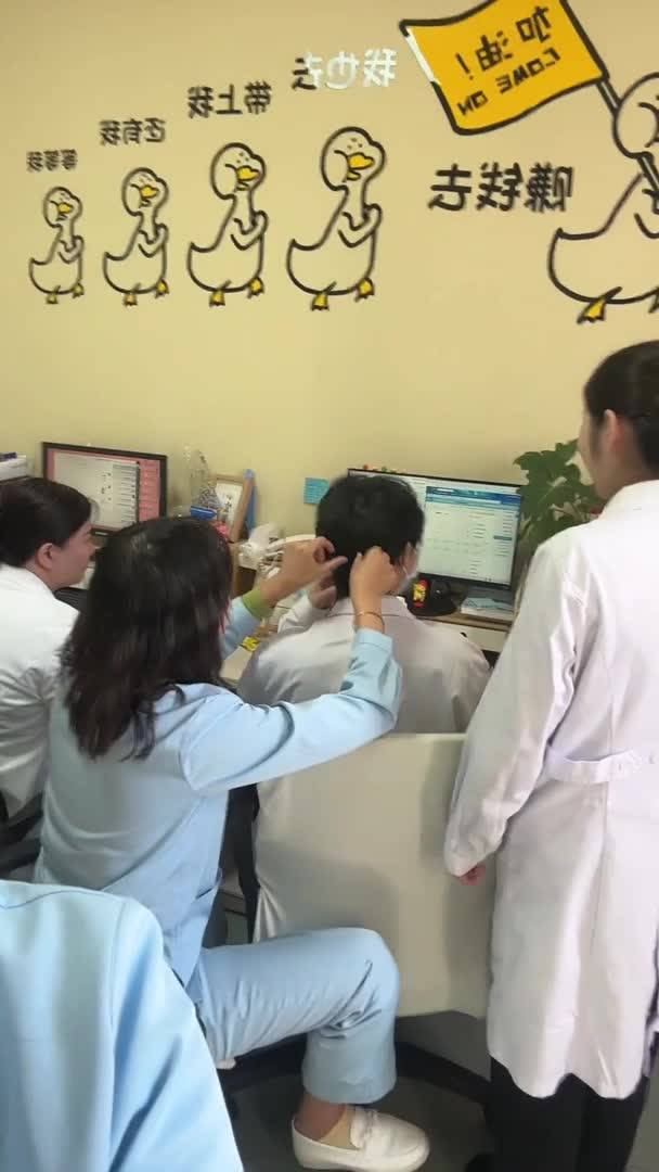 当办公室来了一个00后男实习生,被姐姐们围攻了