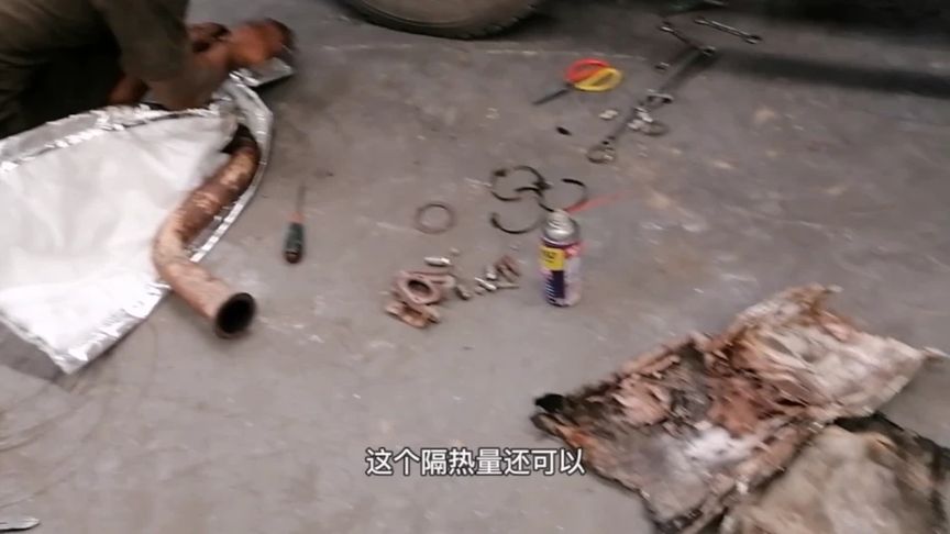 重汽豪沃轻卡四米二排气管把制动管路烙烂了,高速拖车花了700元