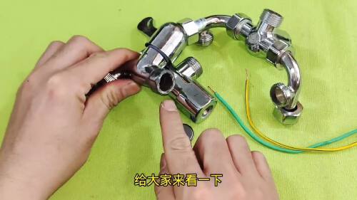 用纽扣电池快速检测水龙头材质,教你辨别不锈钢真假