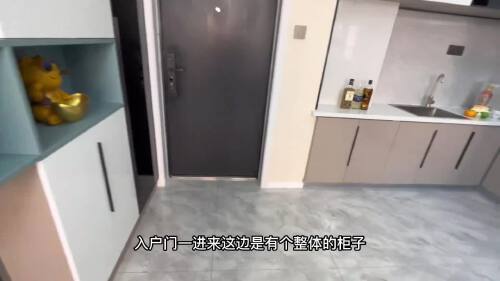 65平米房子装修非常漂亮,厨房开放式,客厅不算大,主卧悬浮床