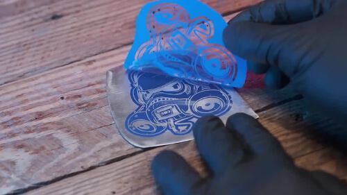 神奇的金属蚀刻,给蘸着盐水的棉签通电后,有趣的科学现象发生了