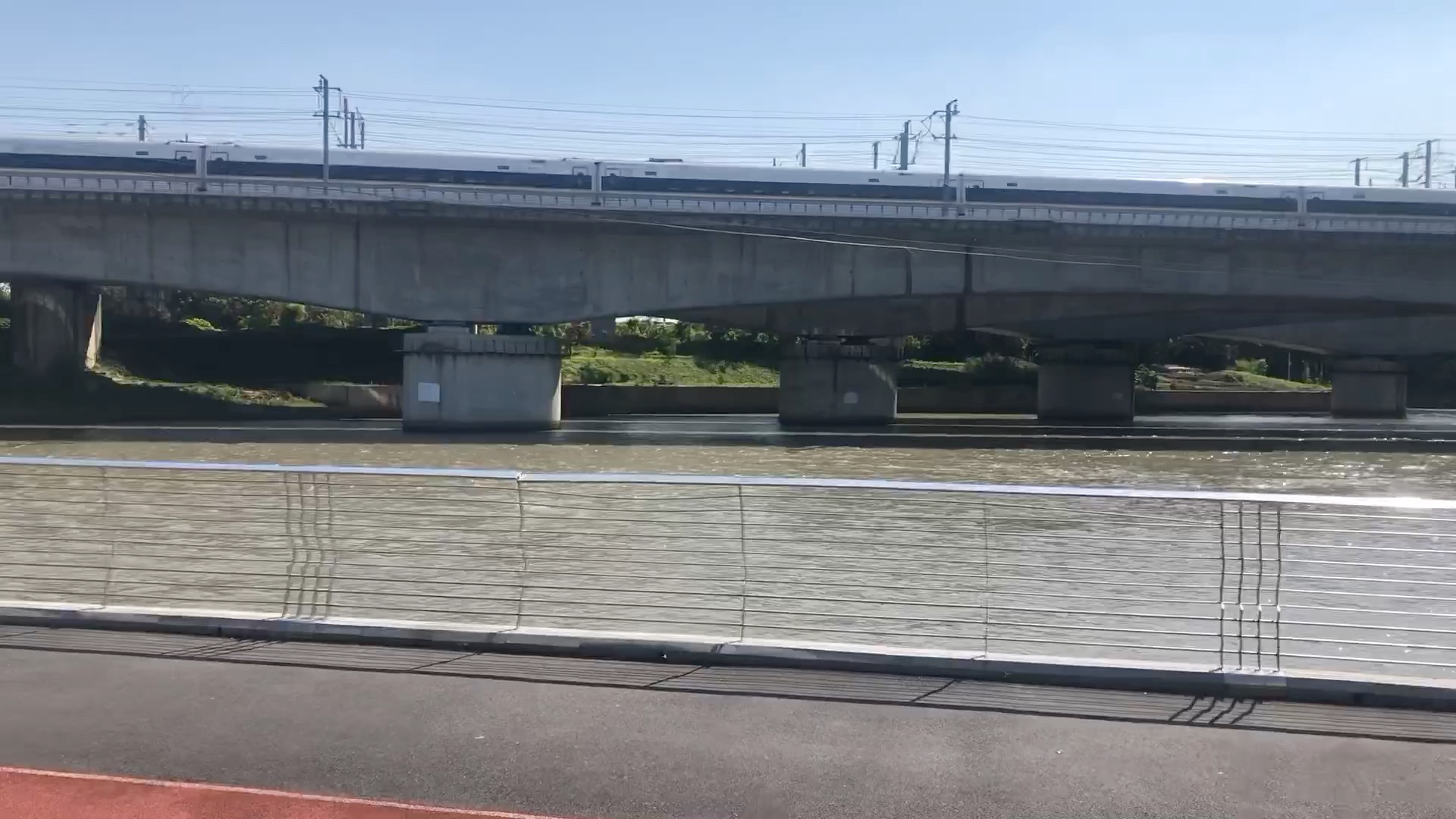 车库拍摄进上海虹桥站复兴号