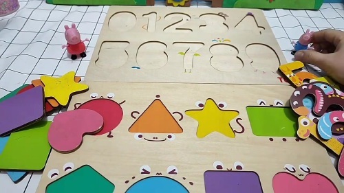 佩奇让乔治帮忙拼数字积木拼图!