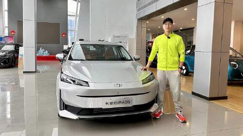 长安A05硬刚比亚迪秦PLUS!10万混动家轿谁更值得买?