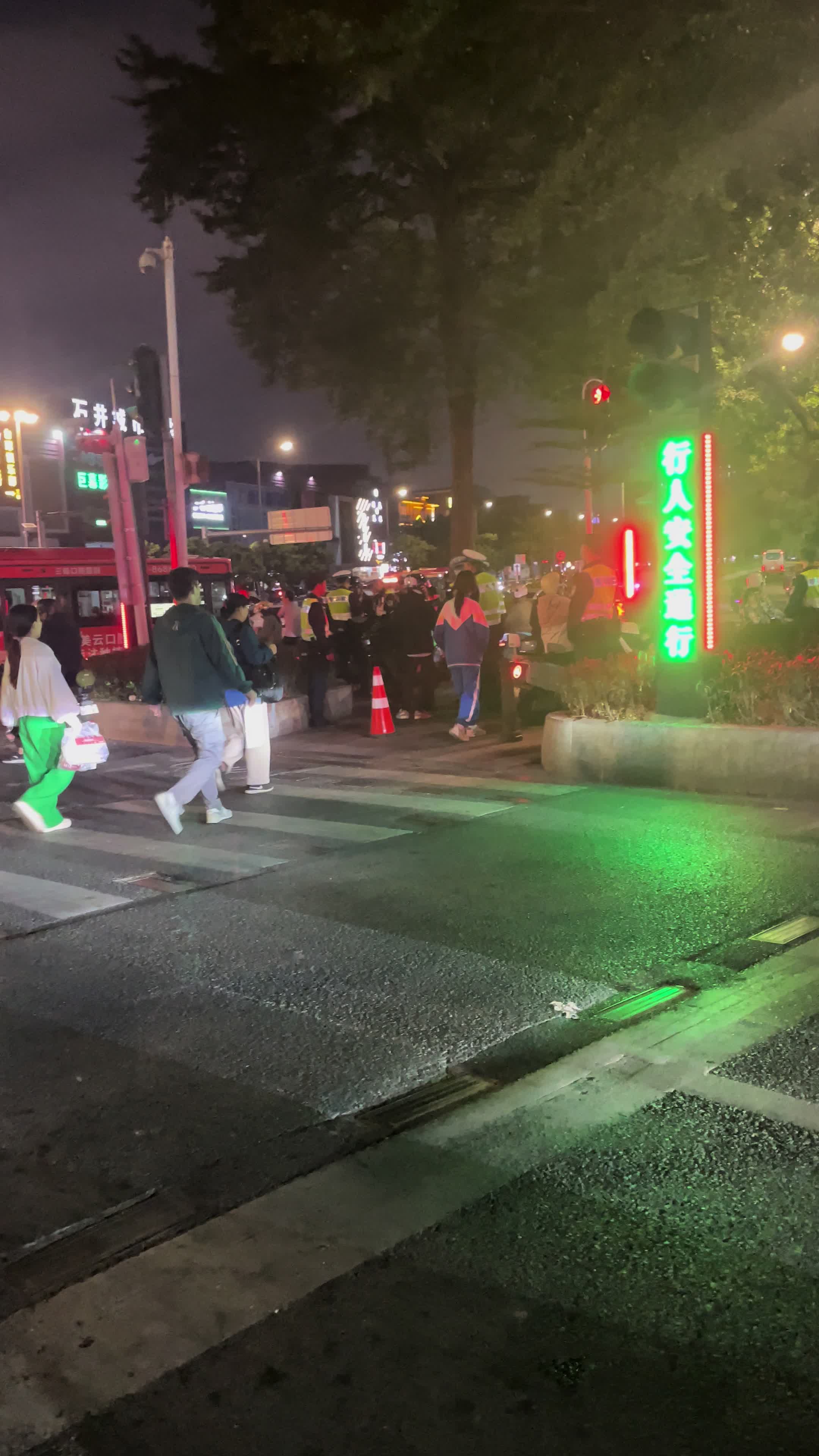 ...路的。#遵守交通规则文明出行 #骑行安全第一 #电动车 #记得带头盔