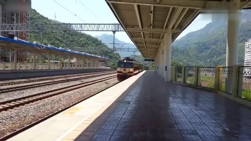 穿越秦岭的火车安康至西安K8178次列车进西康线镇安站