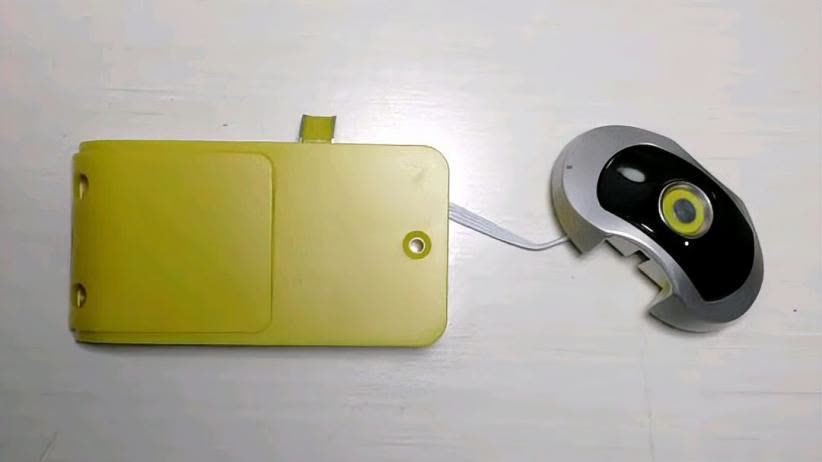 储物柜常见的电子锁,纽扣一碰锁就开了,什么原理?