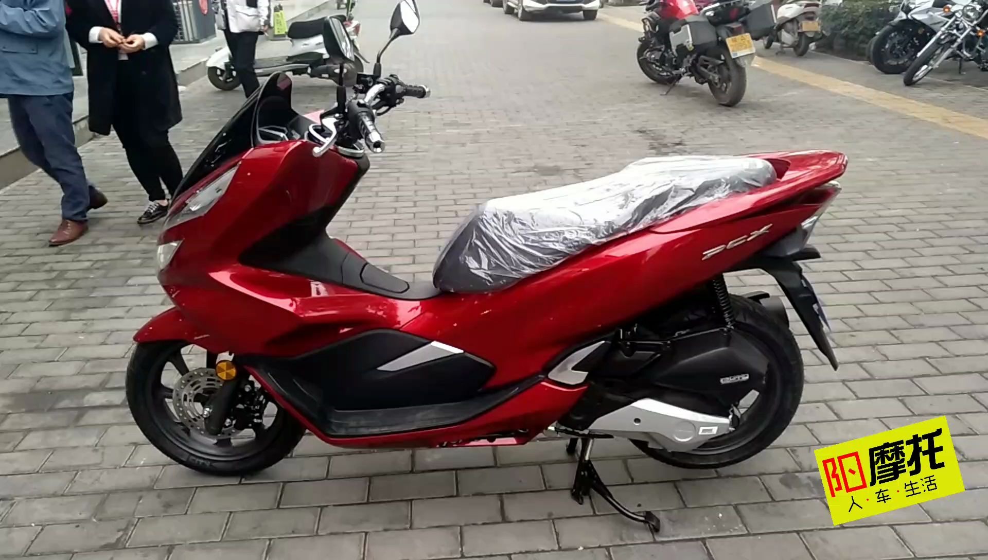 阳摩托汽车:本田PCX150踏板摩托车,2.7万值得吗?有哪些有缺点?、