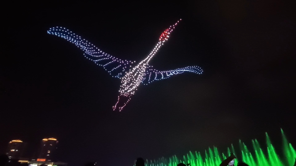 恒大蓝带啤酒闭幕式无人机表演